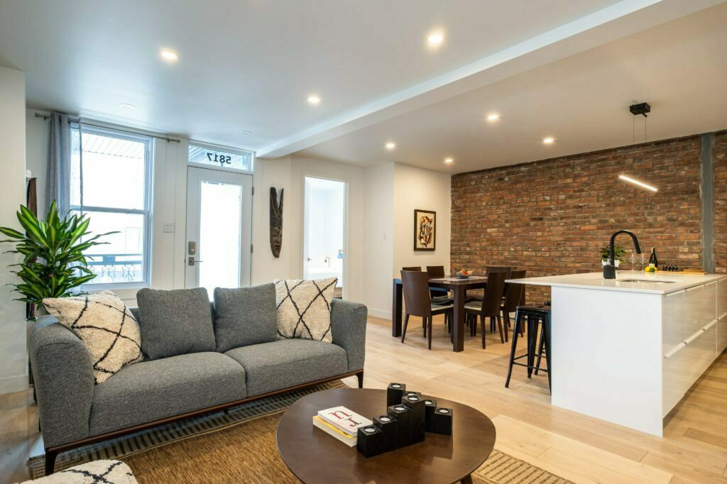 J&S Relocation - #344 - Rue Saint-Hubert, Montréal, QC